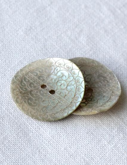 Laserpreget perlemorknapp 28 mm (DSA) | Strikkenett.no - din garnbutikk på nett